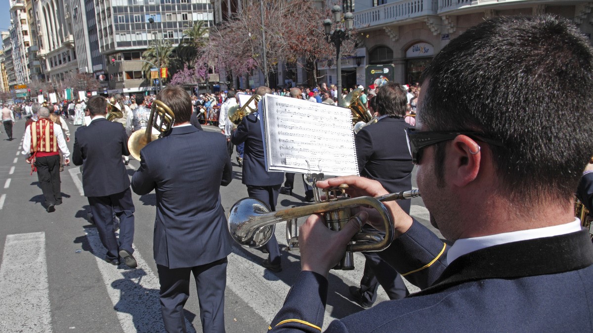 Desfile y música en las Fallas de València